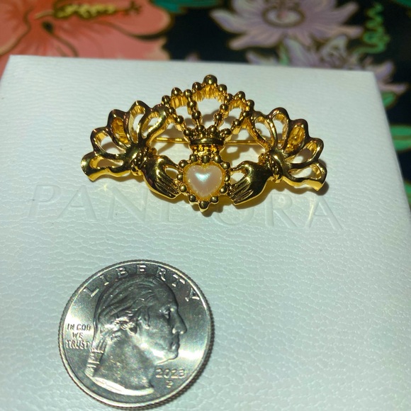 Avon | Jewelry | Vintage Avon Brooch | Poshmark